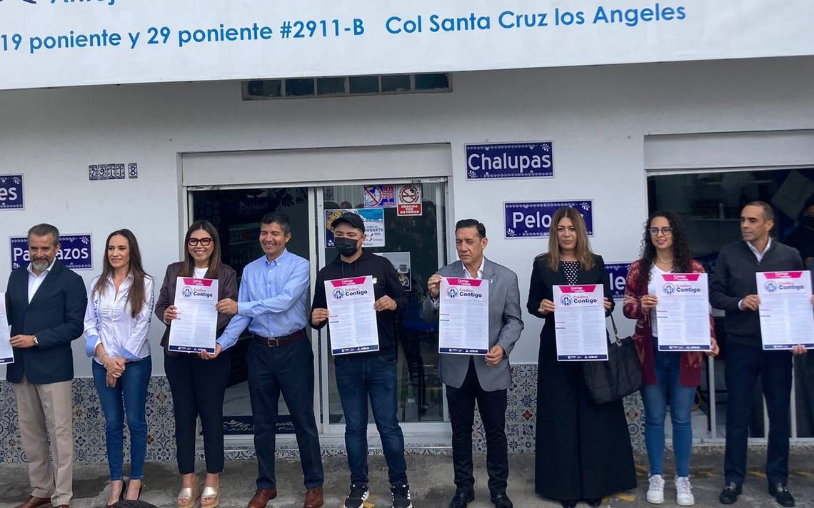 Eduardo Rivera entrega el cheque tres mil del programa Créditos Contigo ...